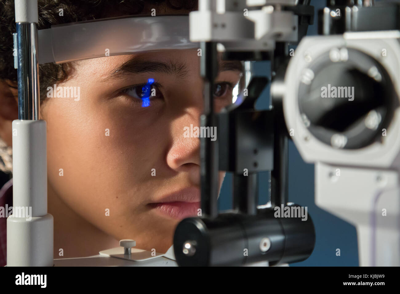 Teen eyesight hi-res stock photography and images - Alamy