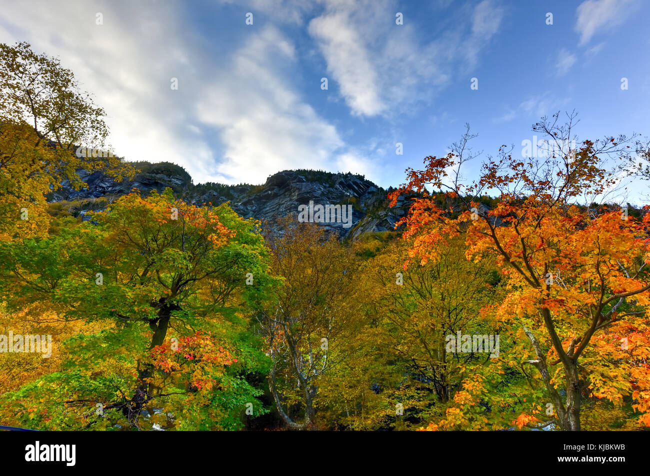 Peak fall foliage in Smugglers Notch, Vermont Stock Photo - Alamy