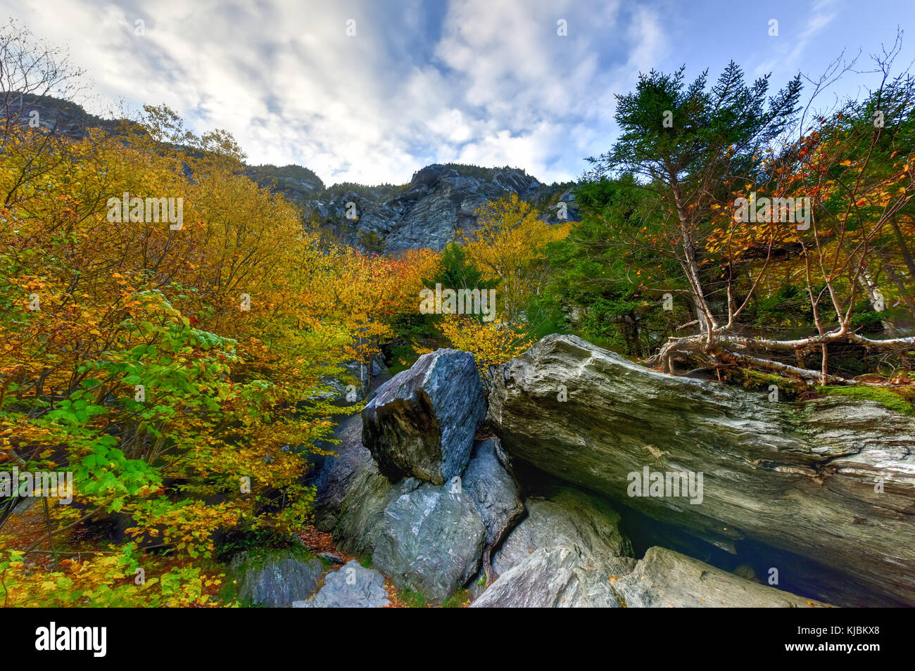 Peak fall foliage in Smugglers Notch, Vermont Stock Photo - Alamy