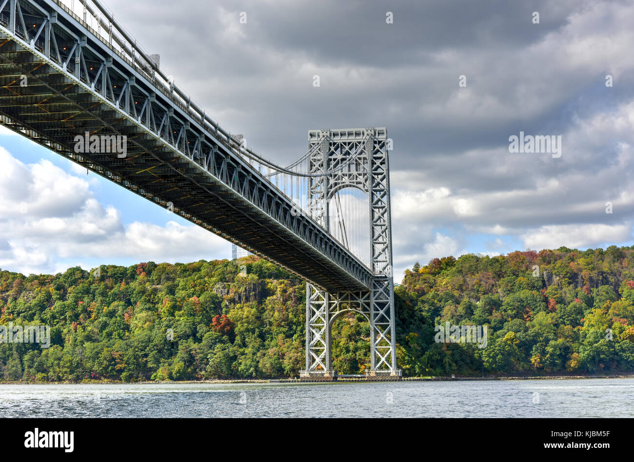 The George Washington Bridge spanning New York and New Jersey from the ...