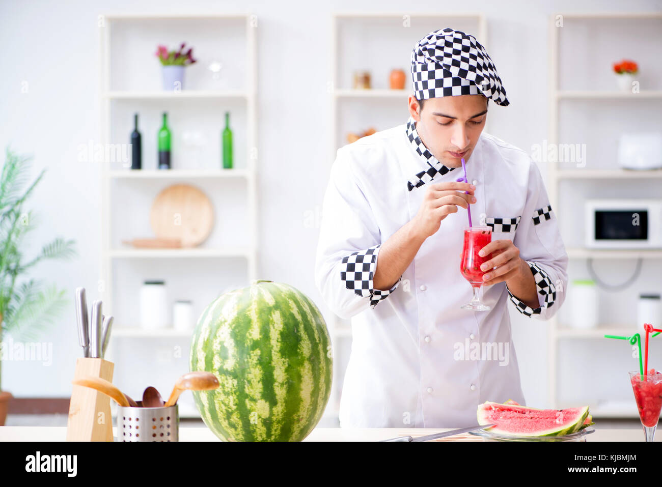 Professional chef cutting fresh watermelon hi-res stock photography and ...