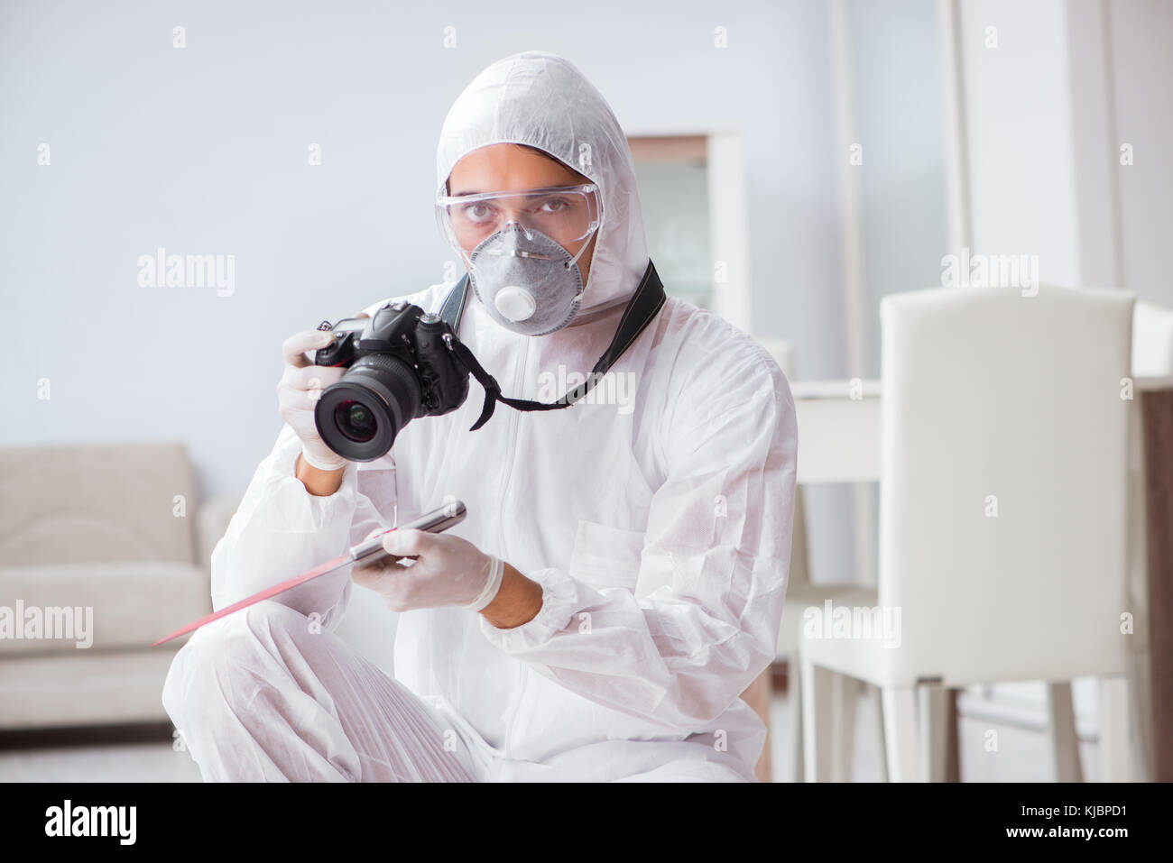 Forensic expert at crime scene doing investigation Stock Photo - Alamy