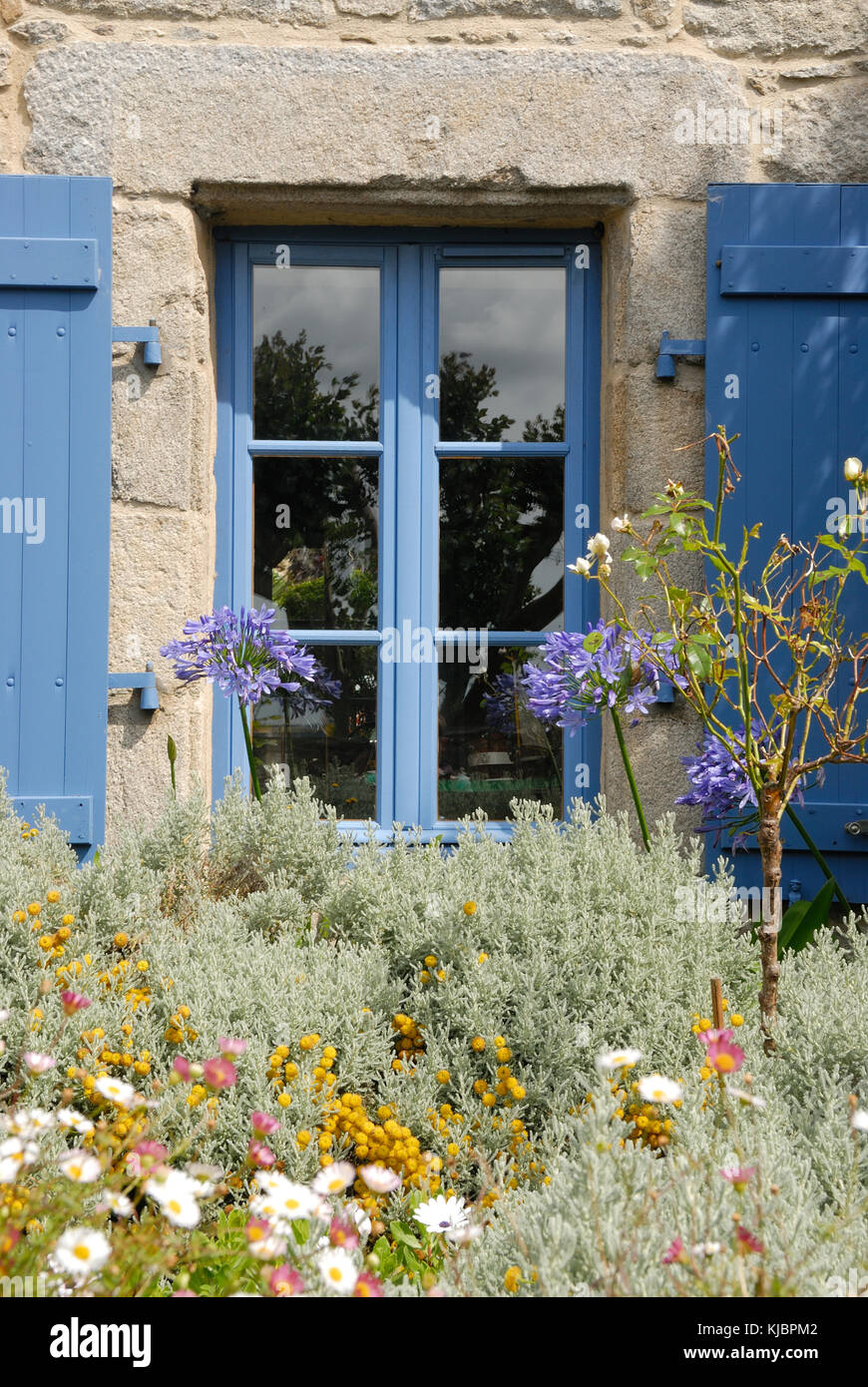 Cobalt blue cottage hi-res stock photography and images - Alamy