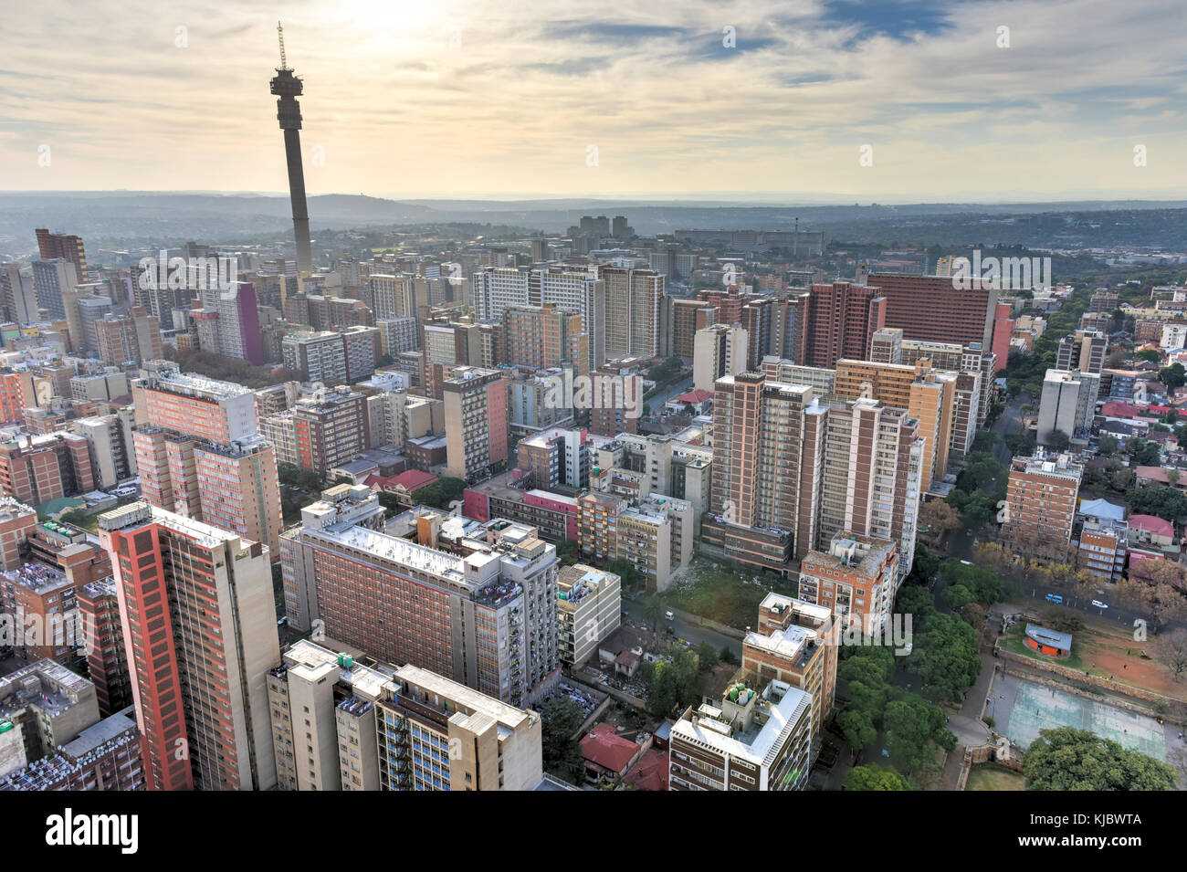 Telkom joburg tower and the hillbrow skyline hi-res stock photography ...