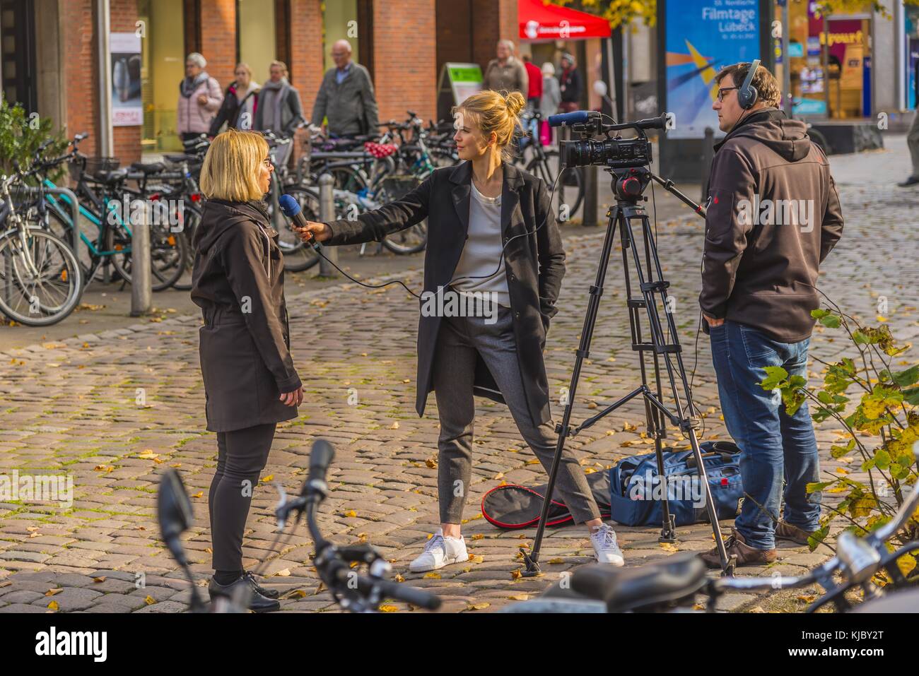 Television team hi-res stock photography and images - Alamy