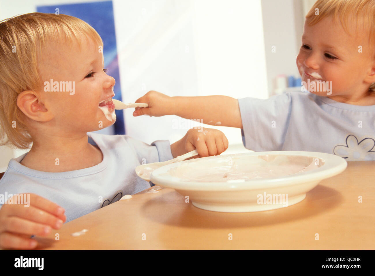 Toddlers Feeding Each Other Stock Photo - Alamy