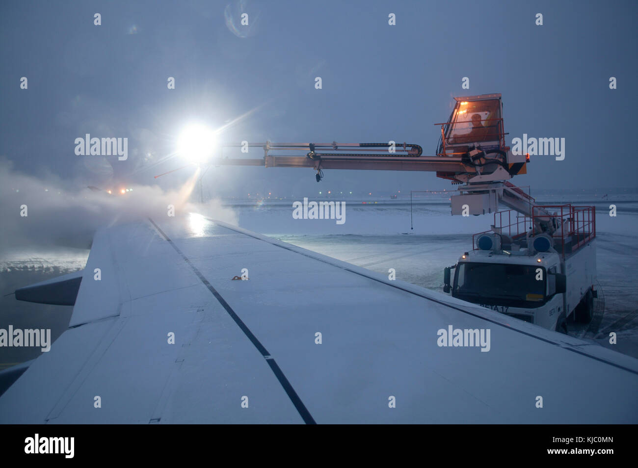 Deicing of Airplane Stock Photo - Alamy