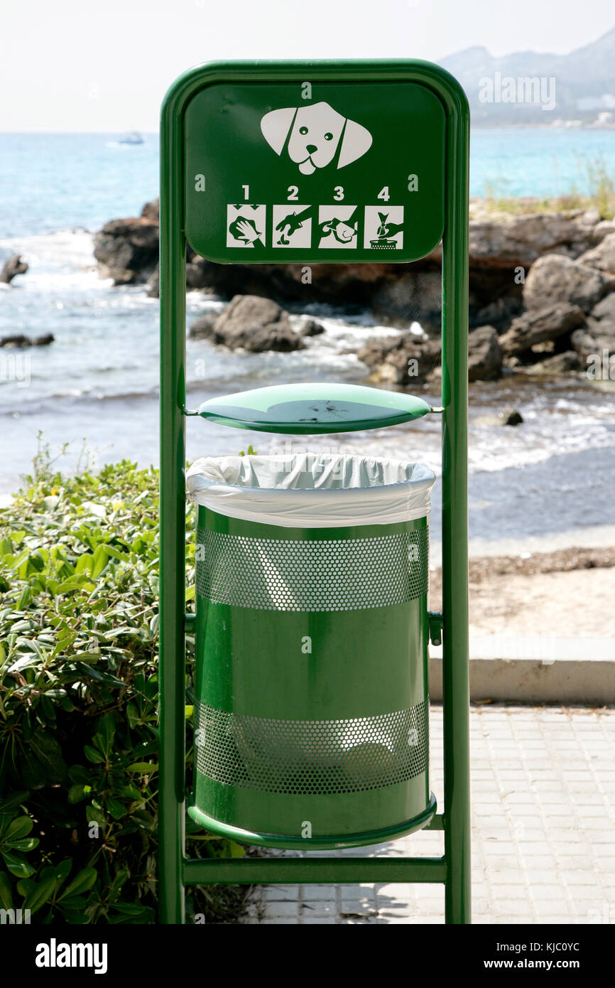 Litter Sign on Beach, Cala Ratjada, Majorca, Spain Stock Photo - Alamy
