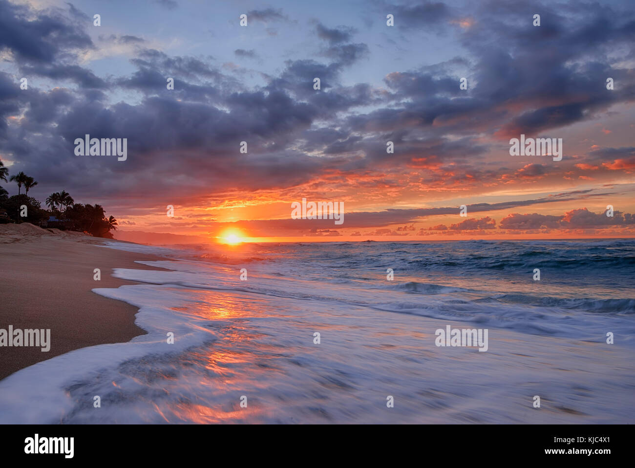 Sunset and surf on the Pacific Ocean at Sunset Beach on Oahu, Hawaii ...