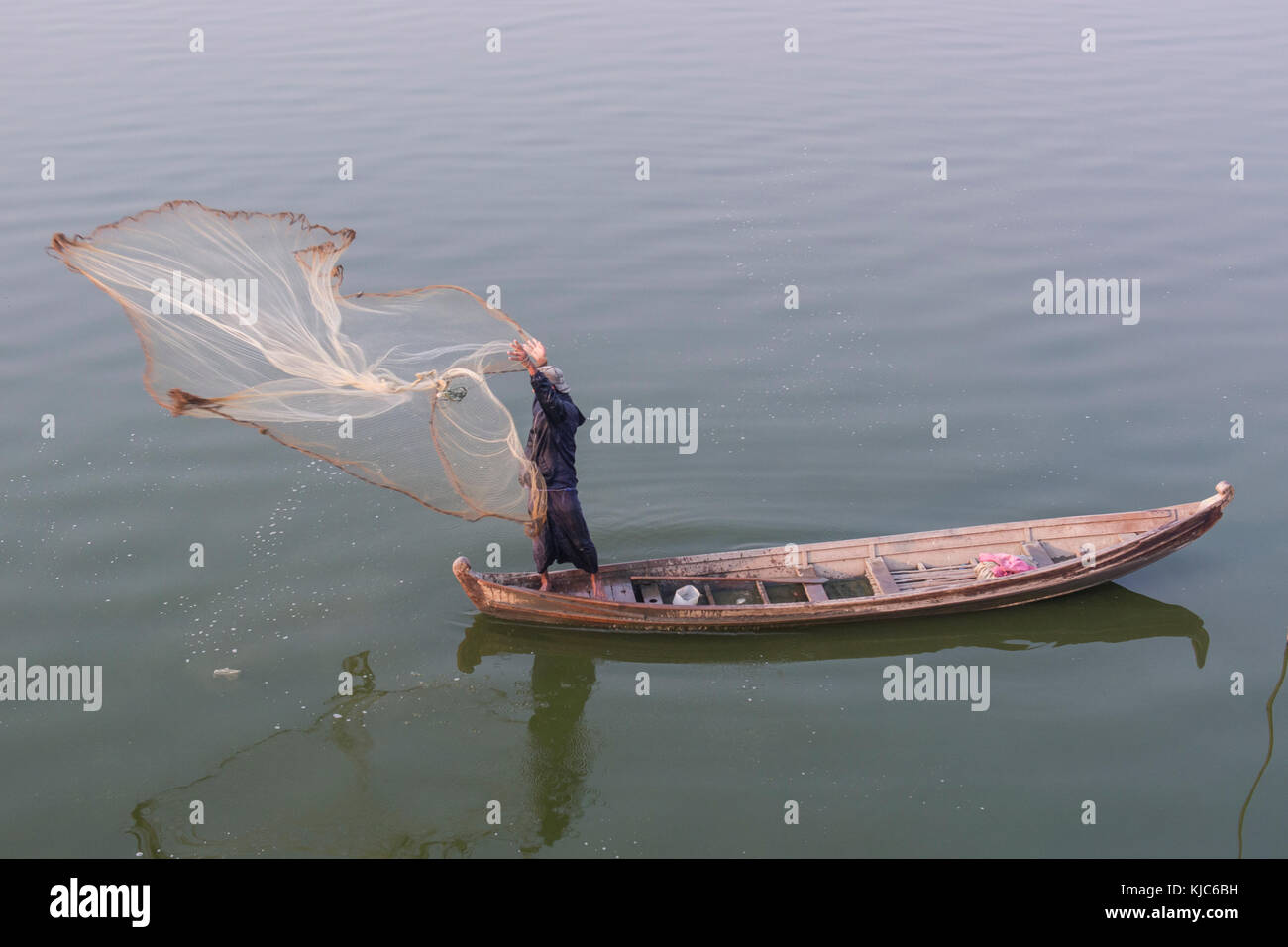 Man throws a fishing net from boat hi-res stock photography and images ...