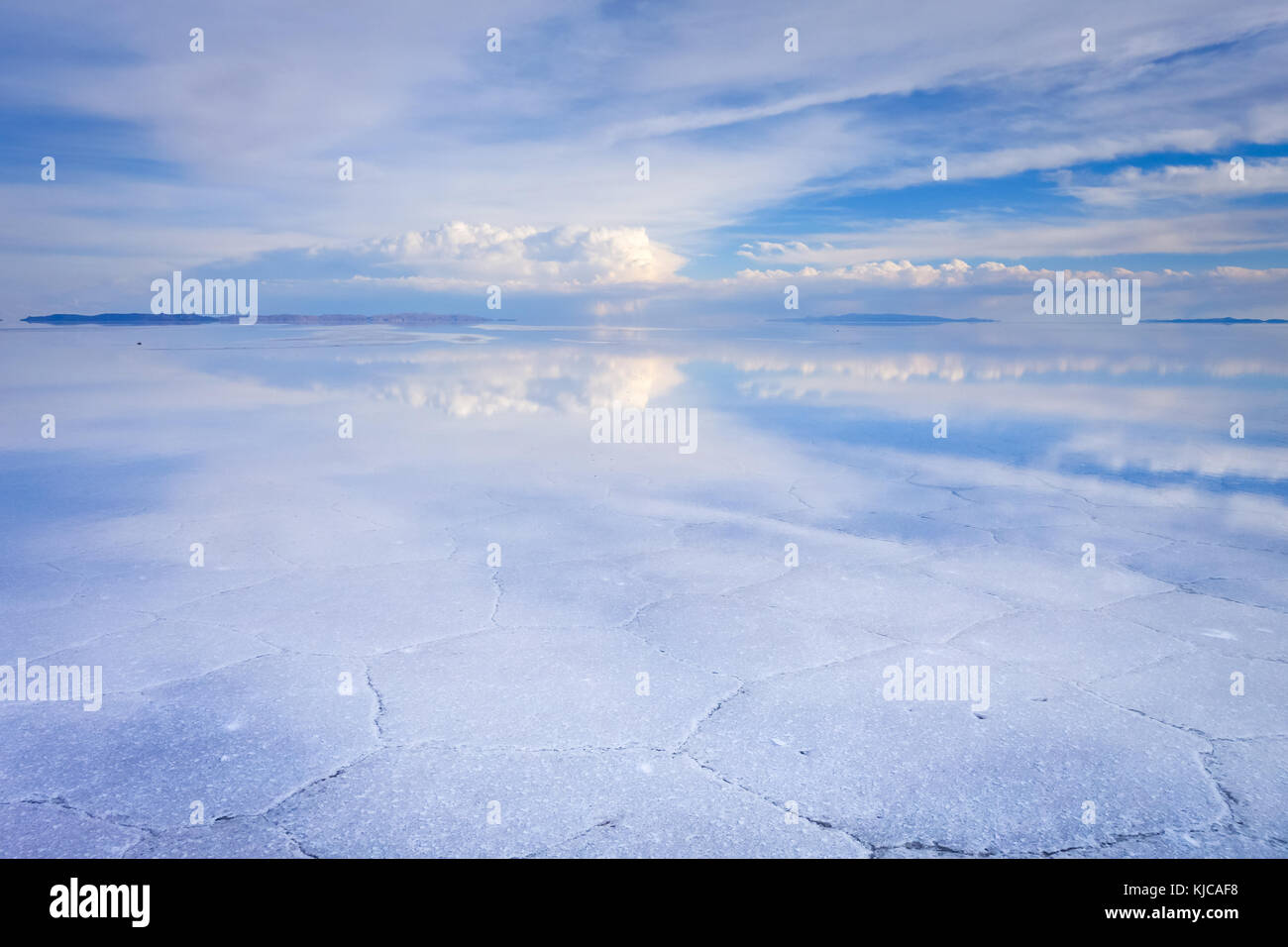Salar de Uyuni salt white flats desert, Andes Altiplano, Bolivia Stock ...
