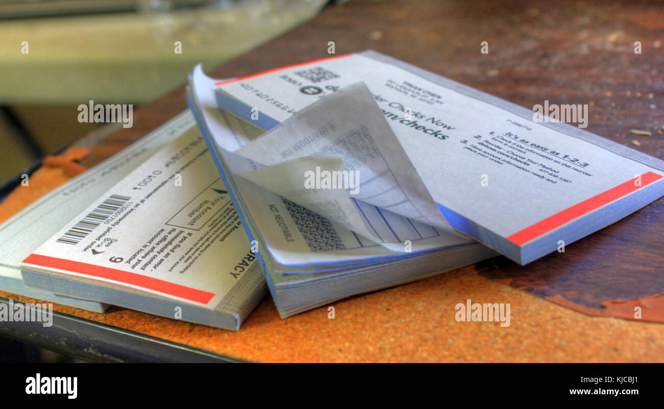 Checkbooks hi-res stock photography and images - Alamy
