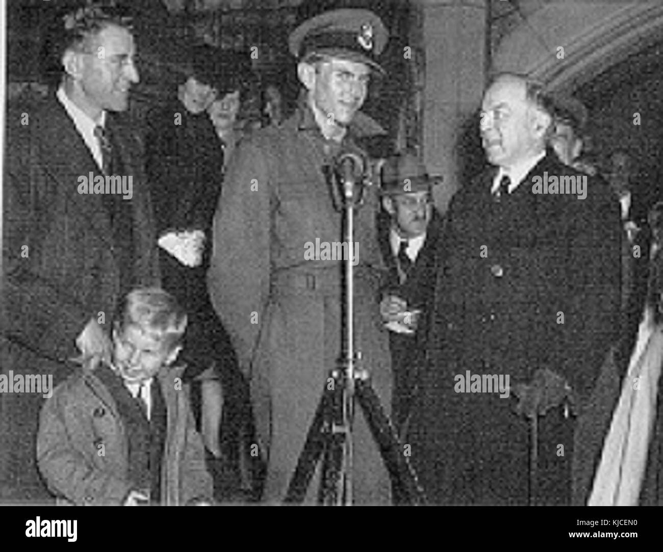 George Beurling speaking with WLMK1943 Stock Photo - Alamy