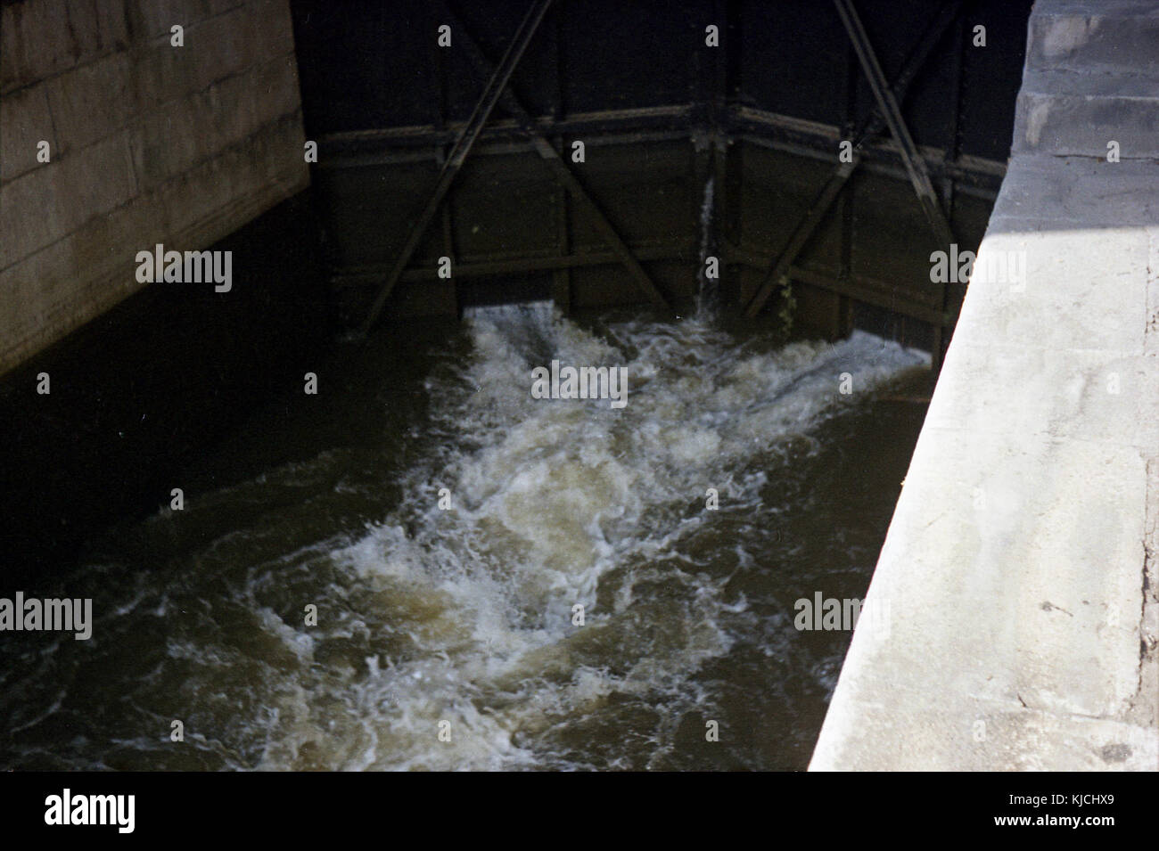 This historical image shows the Weilheim lock, part of the German canal ...