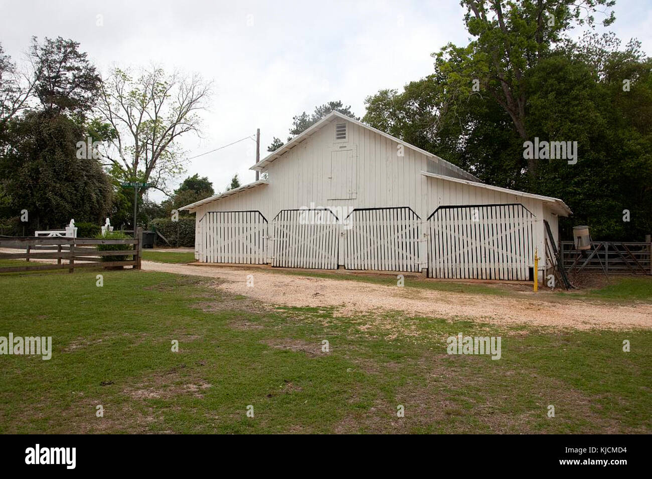 This photograph depicts a barn located in Chasley. It offers a view of ...
