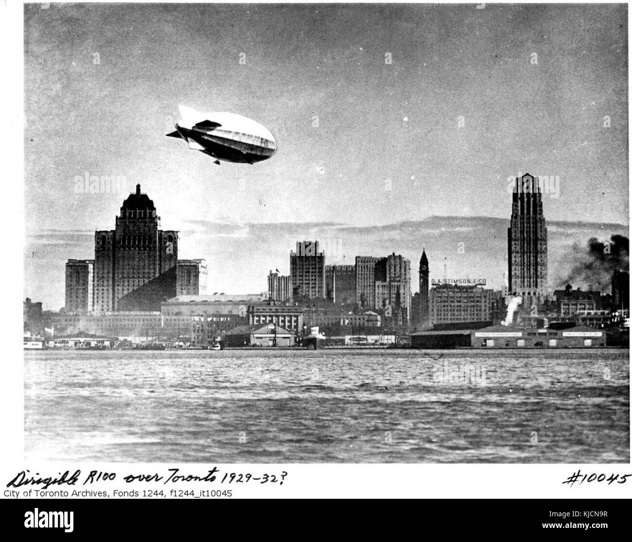 Hm airship r100 hi-res stock photography and images - Alamy