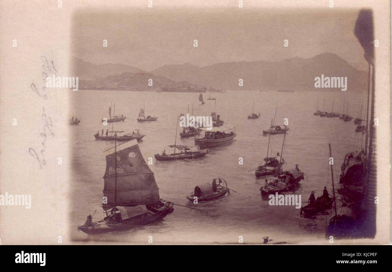 Chinese sailing junks boats sampans hi-res stock photography and images ...