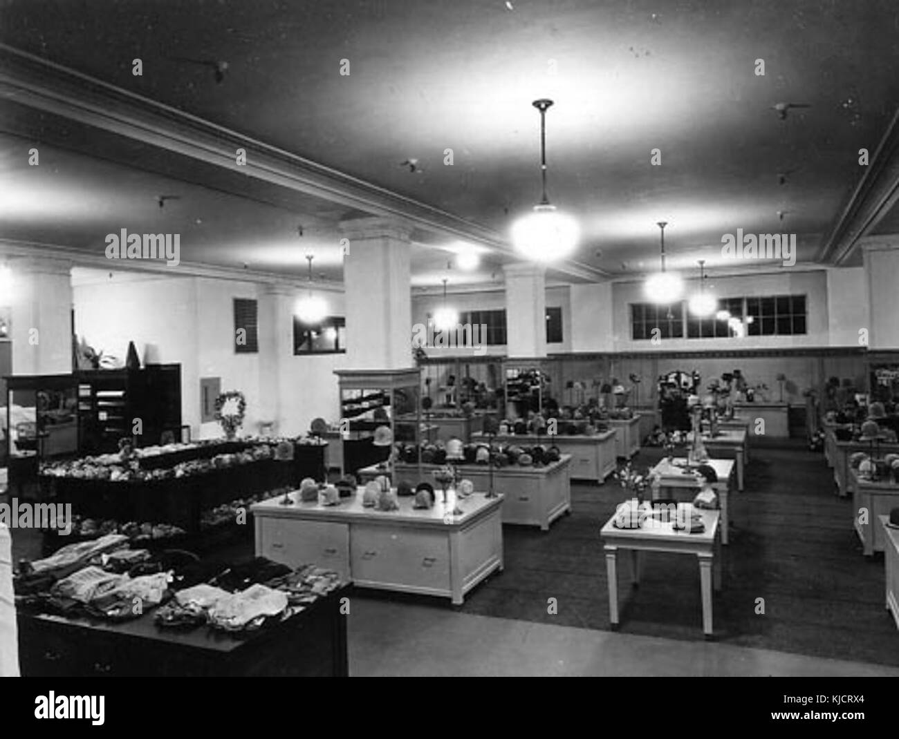 Vintage department store women hi-res stock photography and images - Alamy