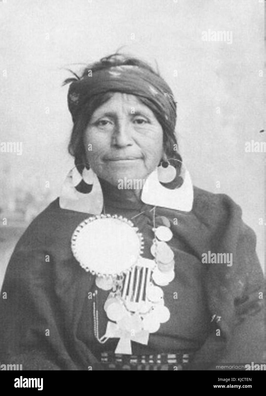 Chile mapuche woman traditional hi-res stock photography and images - Alamy