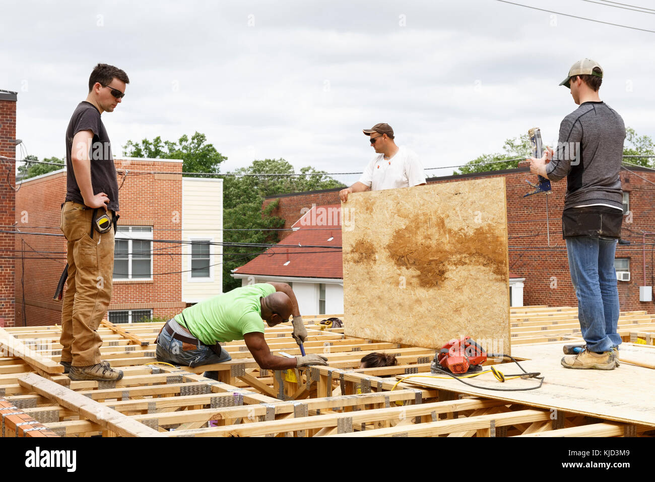 Volunteers working on roof hi-res stock photography and images - Alamy