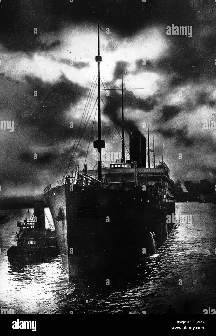 Tug at night hi-res stock photography and images - Alamy