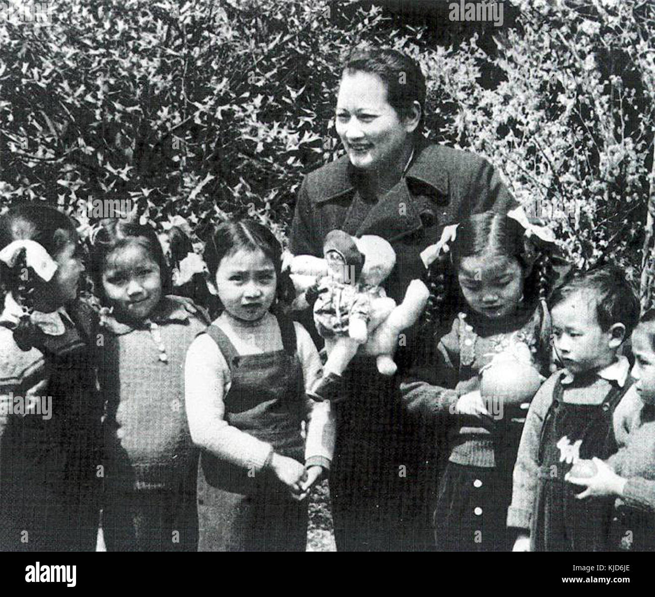 Soong Ching ling with children Stock Photo - Alamy