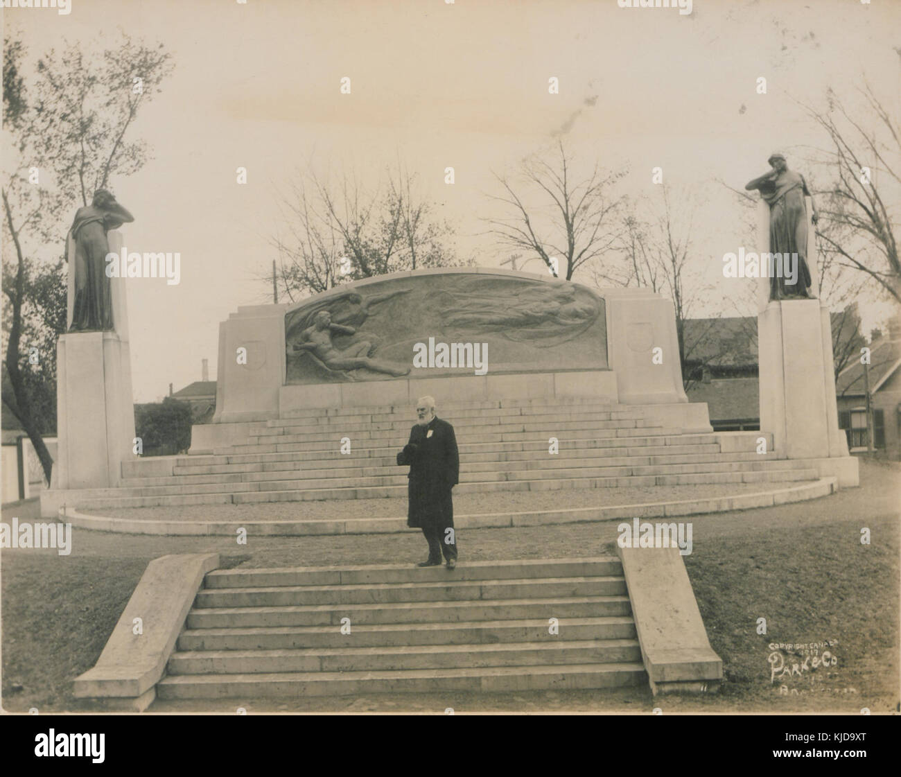 Dr Bell in front of the Bell memorial (HS85 10 33592 Stock Photo - Alamy
