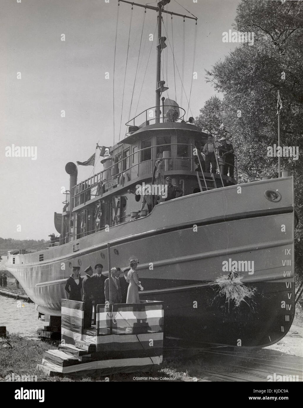 Launch of the WW2 tugboat HMCS Glenside Stock Photo - Alamy