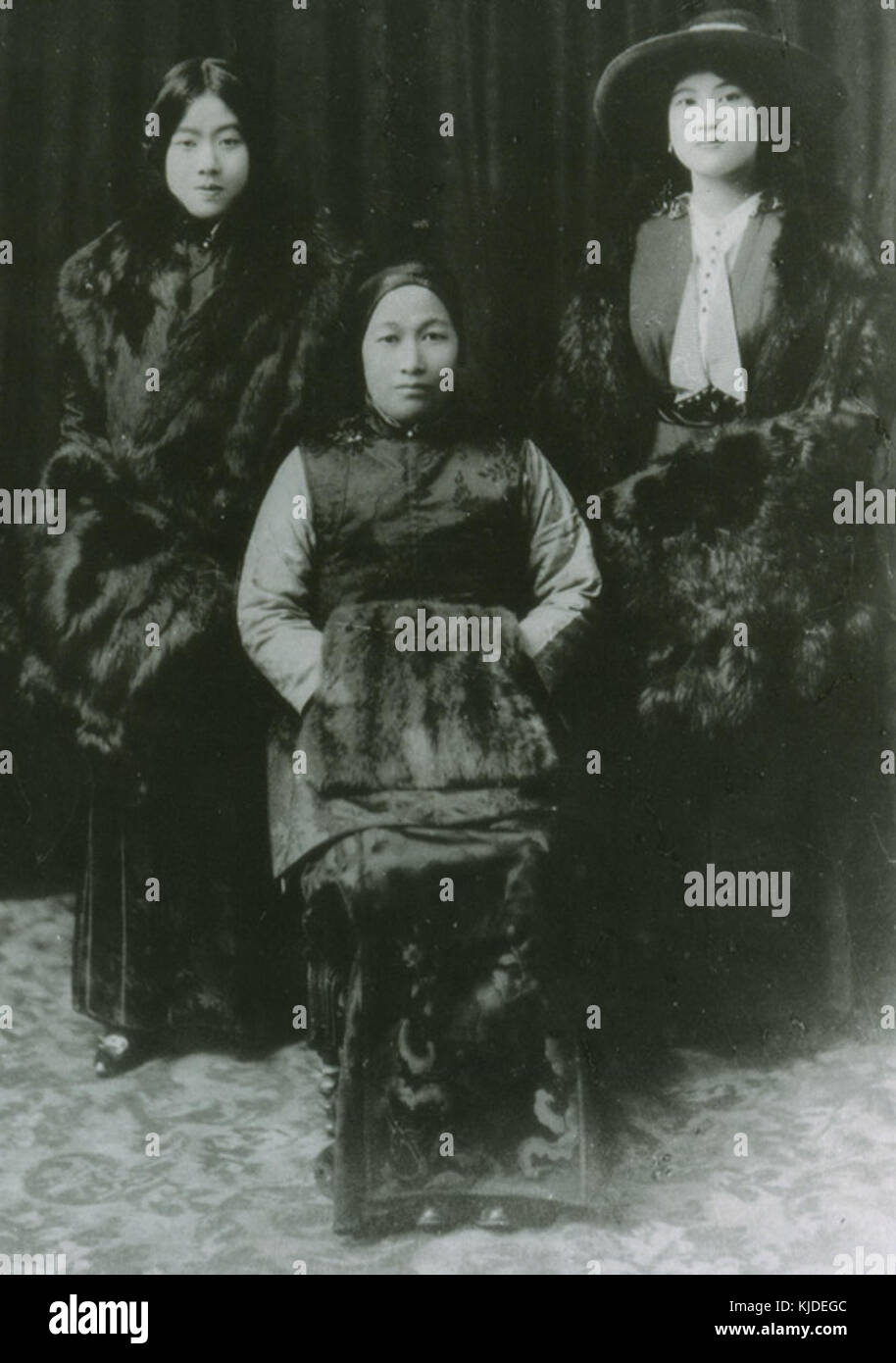 Soong Ching ling, Soong Ai ling and their mother Stock Photo - Alamy Soong Ching ling, Soong Ai ling and their mother Stock Photo - Alamy