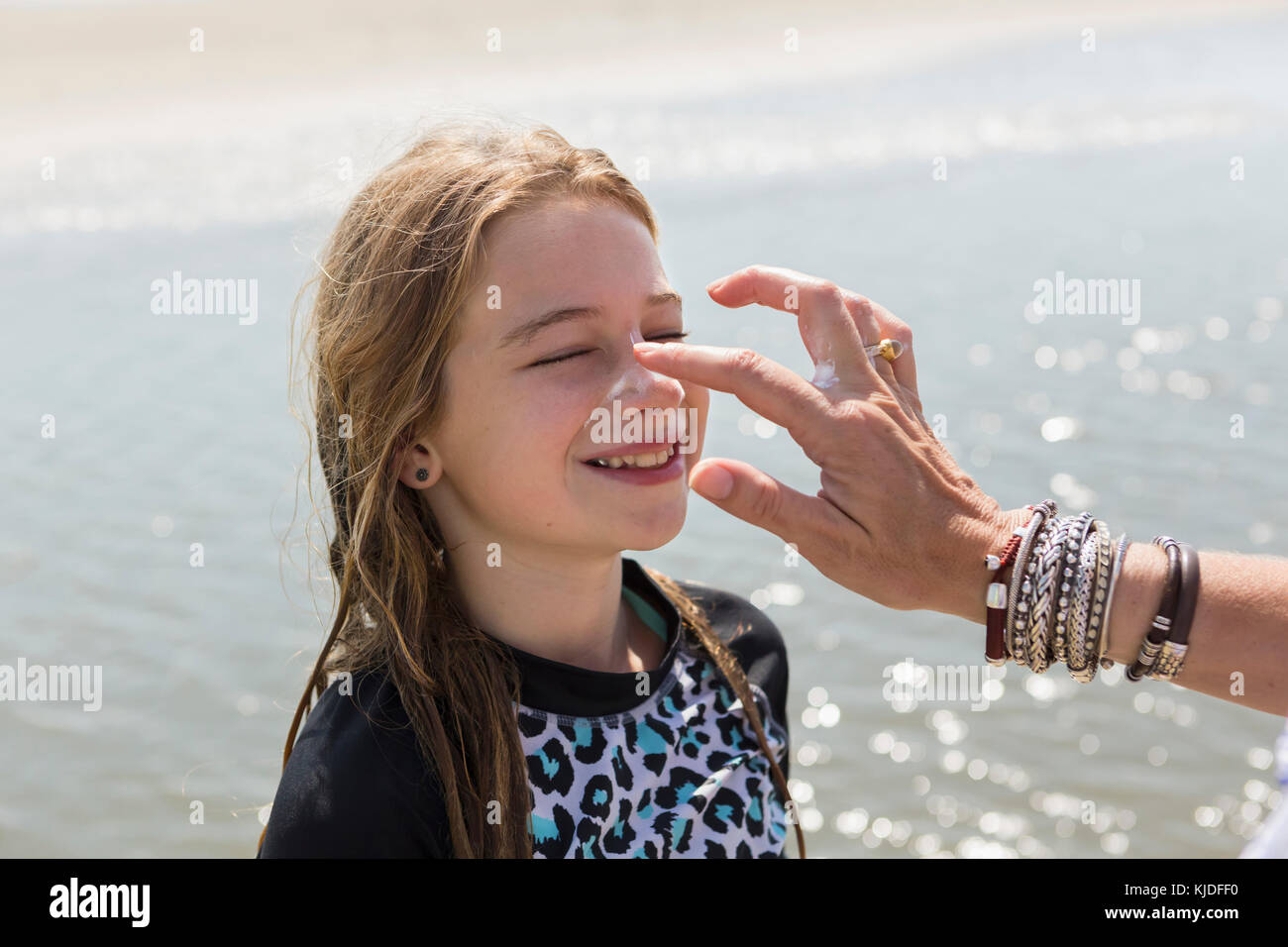 Applying sunscreen children hi-res stock photography and images - Alamy