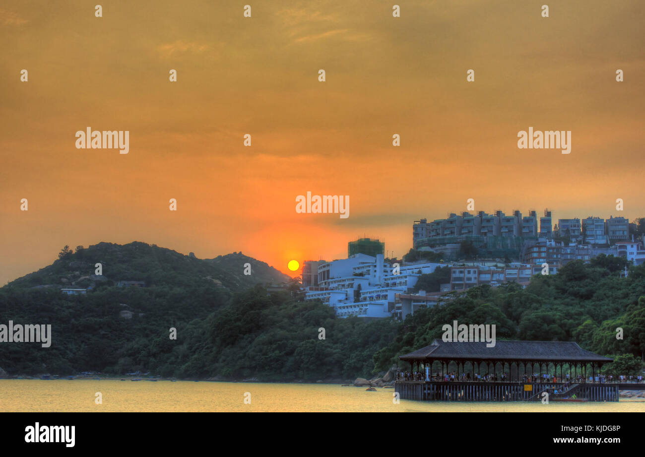 Sunset behind city skyline silhouettes hi-res stock photography and ...