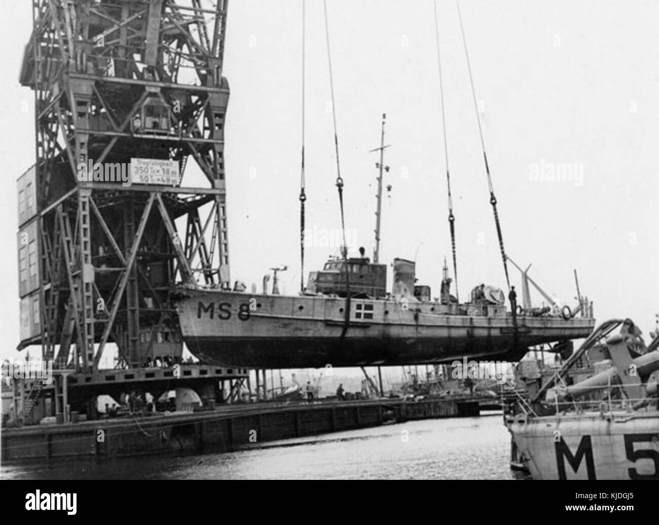 Salvaging shipwreck hi-res stock photography and images - Alamy