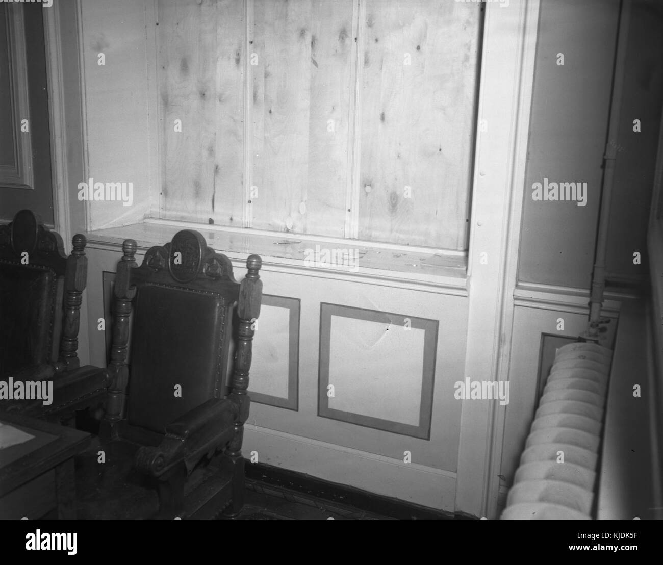 1949 althingi barricaded window Stock Photo - Alamy