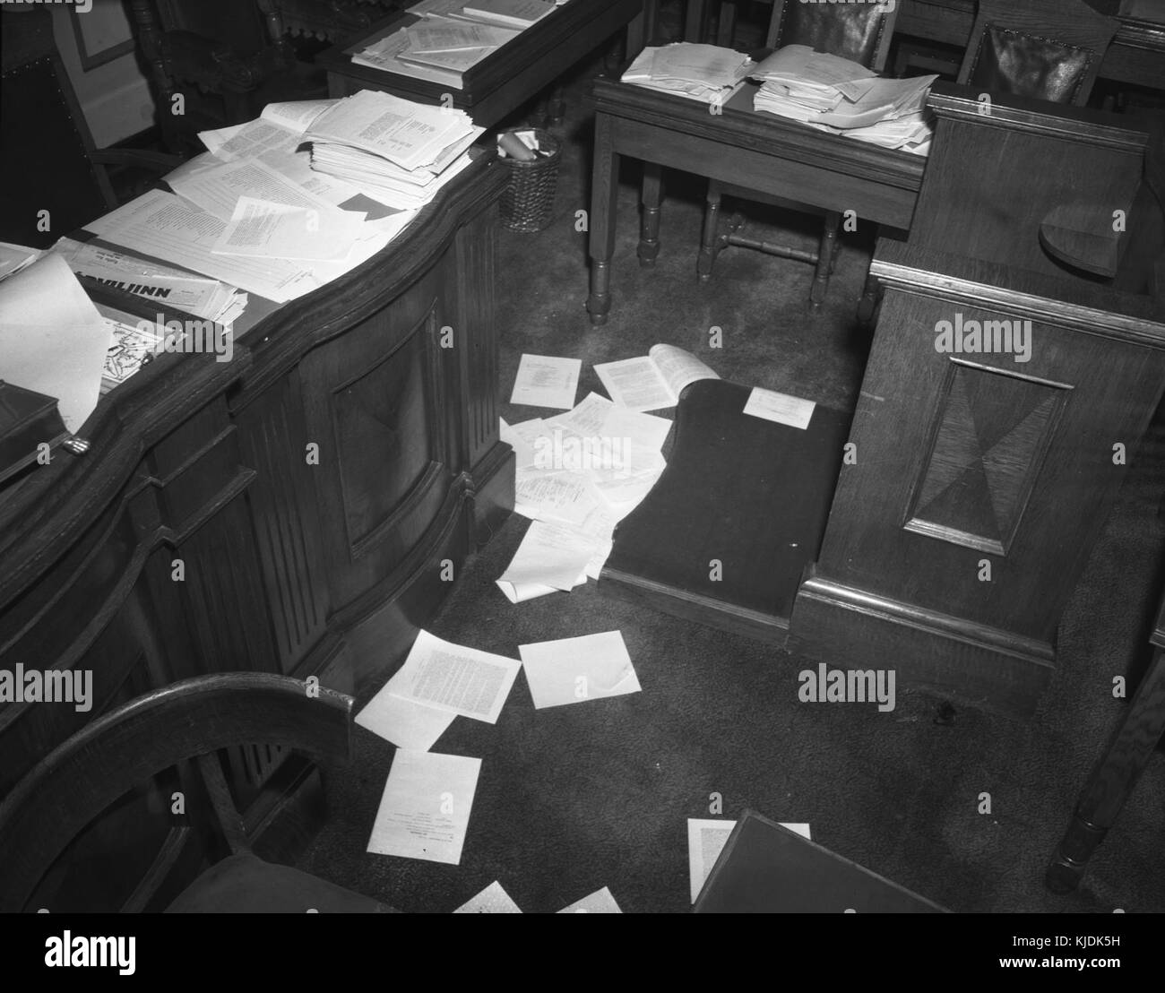 Papers Scattered Stock Photos & Papers Scattered Stock Images - Alamy