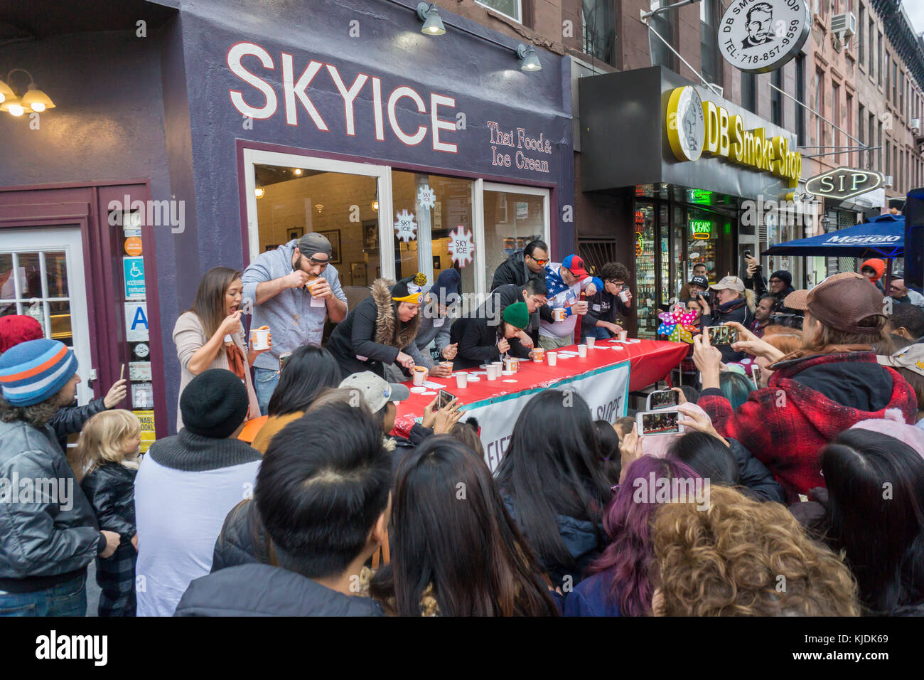 Food eating contest hi-res stock photography and images - Alamy