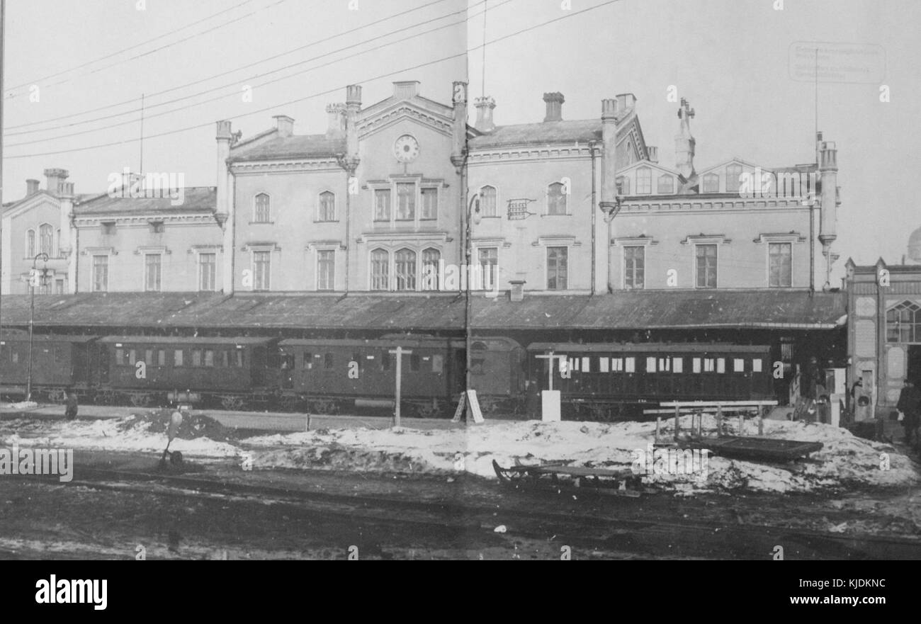 Helsinki old railwaystation behind Stock Photo - Alamy