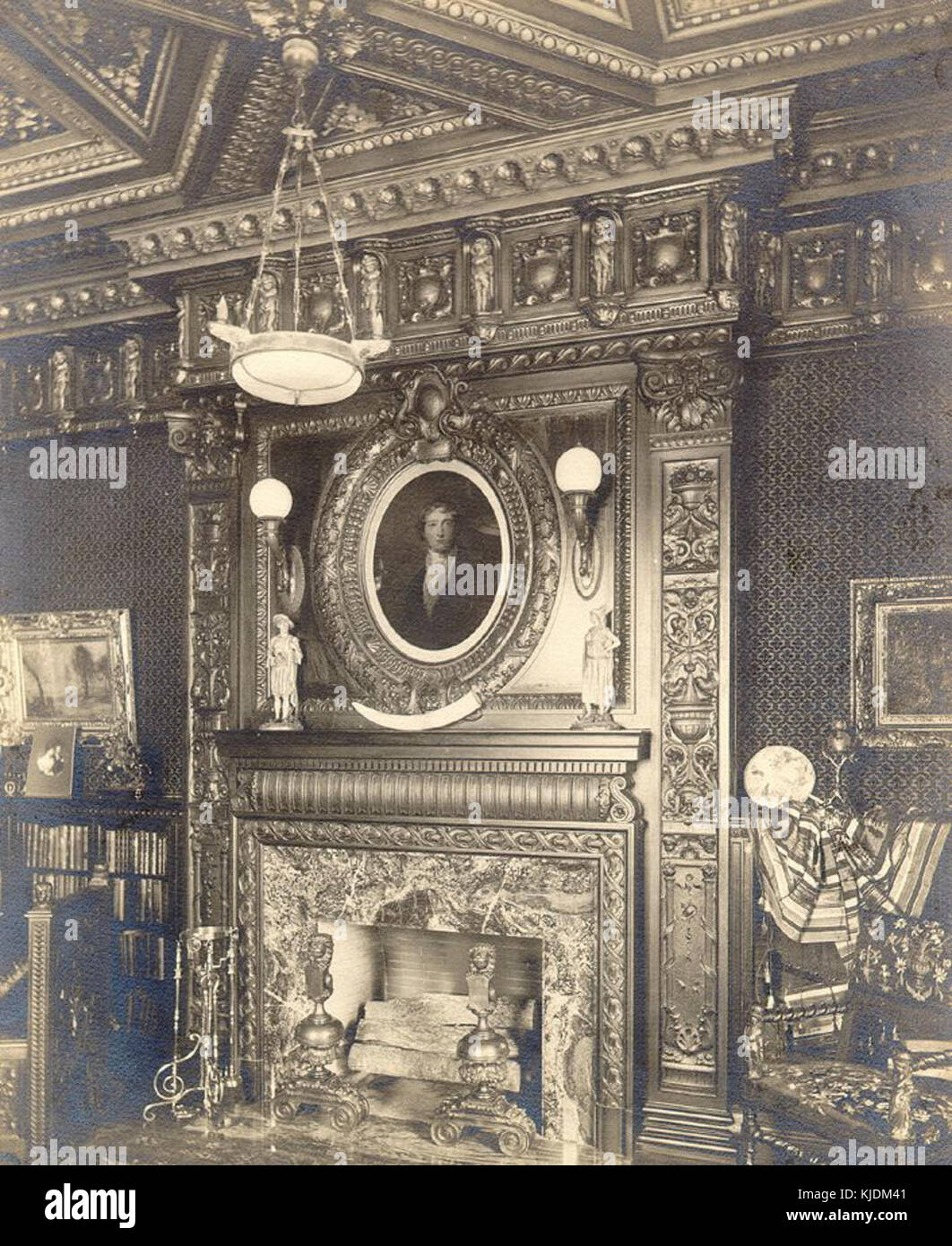 Home library in classic hi-res stock photography and images - Alamy