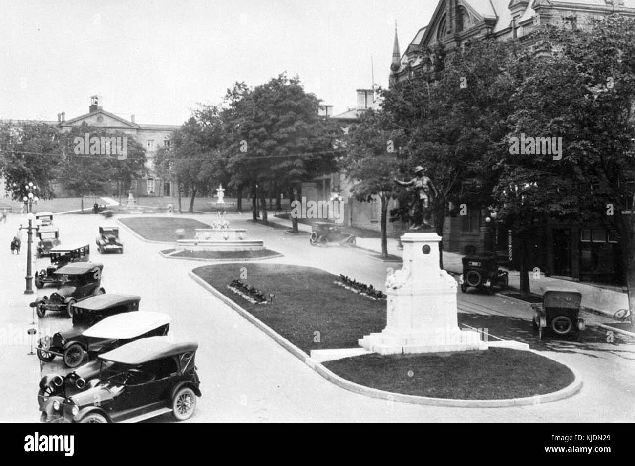 Court House Avenue and Soldier's Monument, Brockville, Ontario (1920s ...