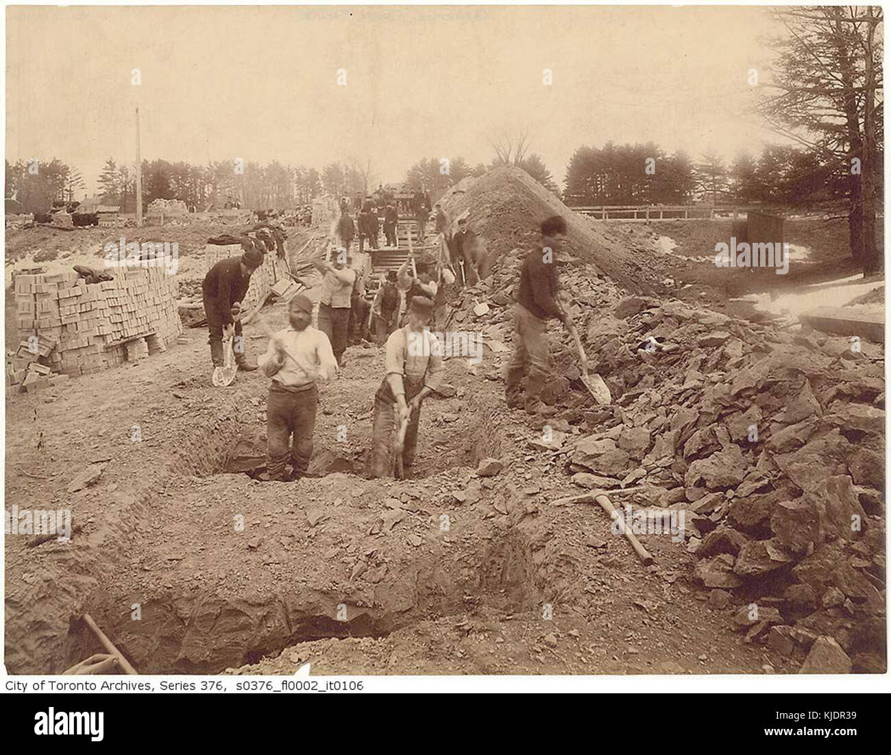 Digging a sewer along Garrison Creek in the 1890s Stock Photo - Alamy