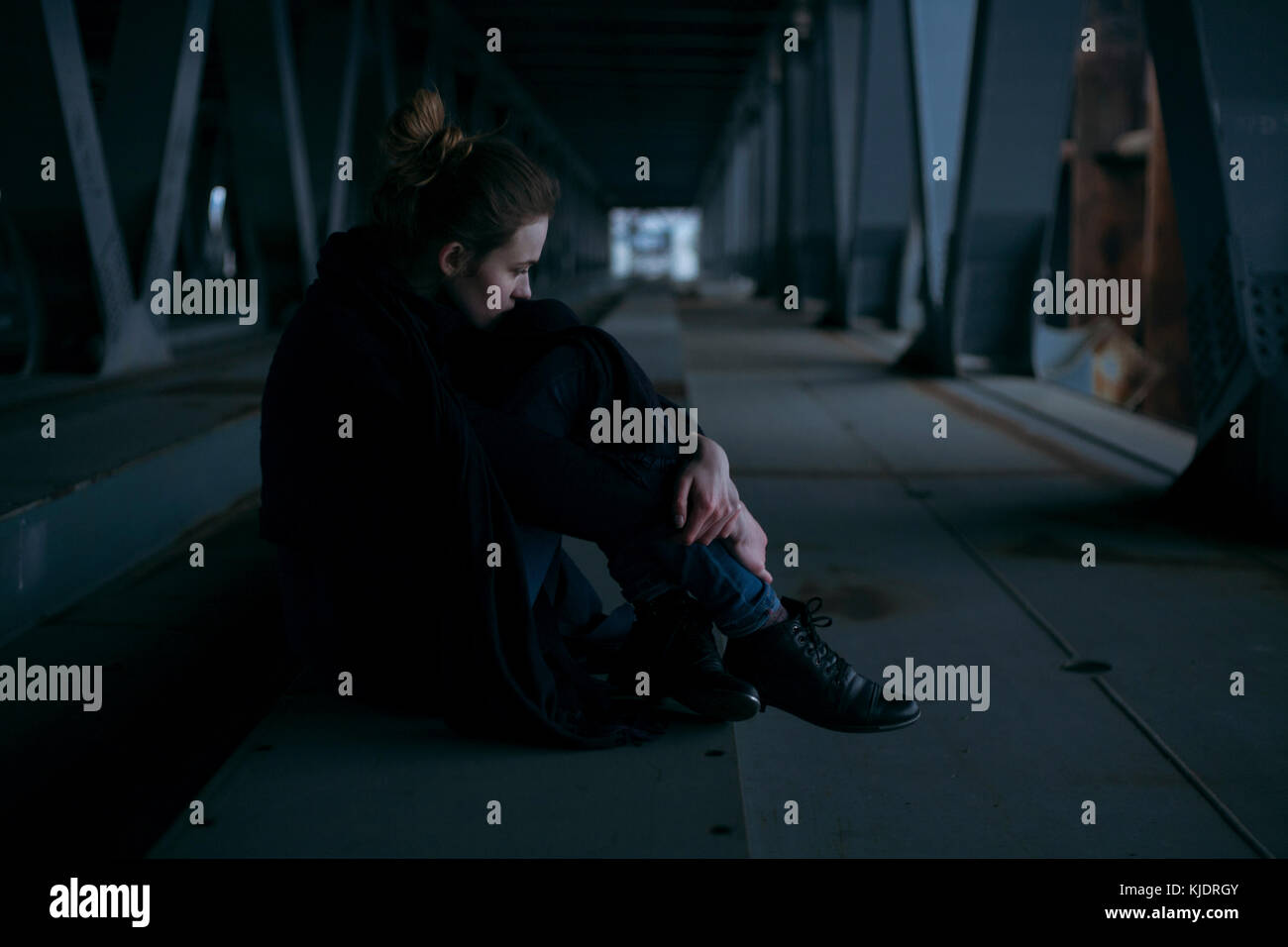 Woman scared full body hi-res stock photography and images - Alamy