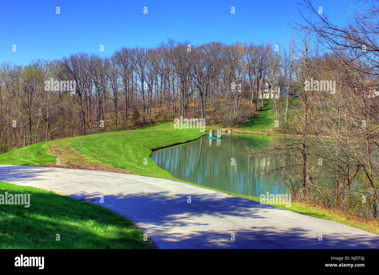 Gfp st louis roadway by the pond Stock Photo - Alamy