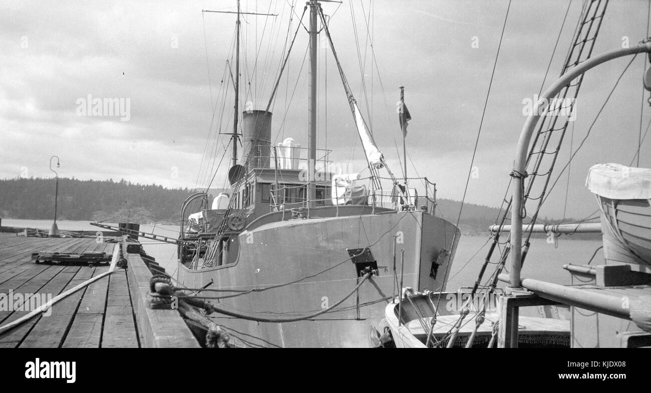 Royal canadian navy ships Black and White Stock Photos & Images - Alamy