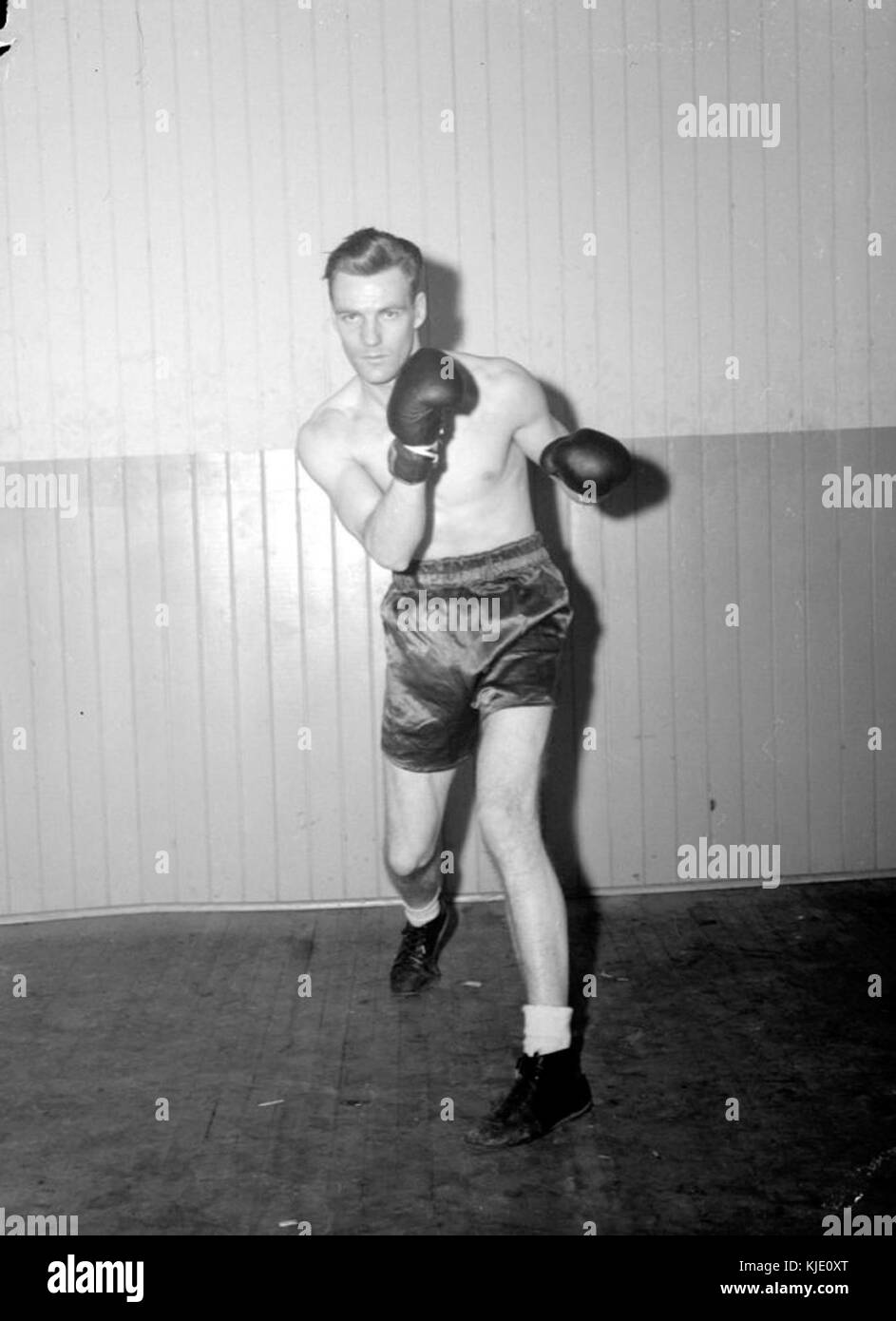 Boxing. Gordie Mackie BAnQ P48S1P12838 Stock Photo - Alamy