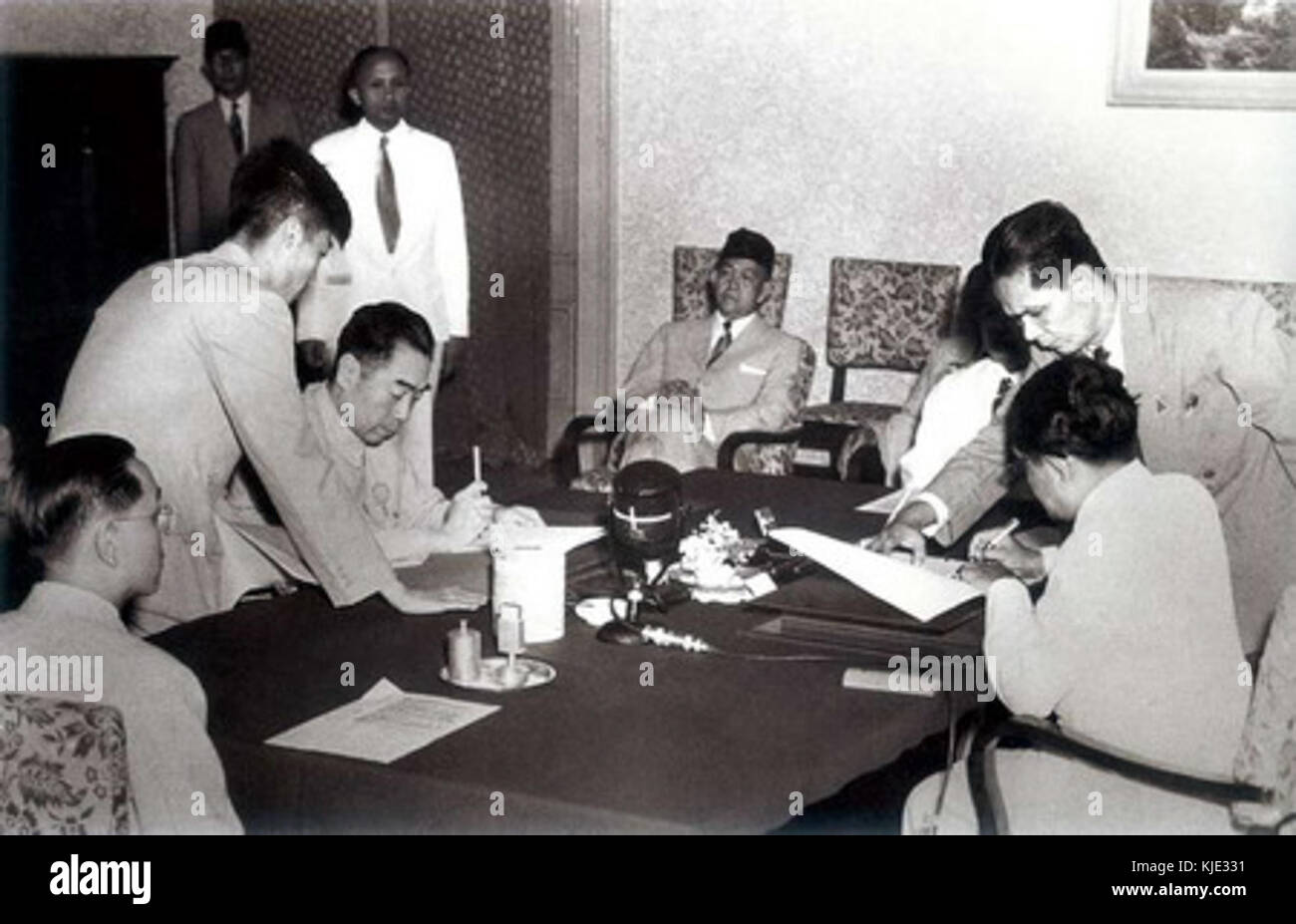 Treaty signing hi-res stock photography and images - Alamy