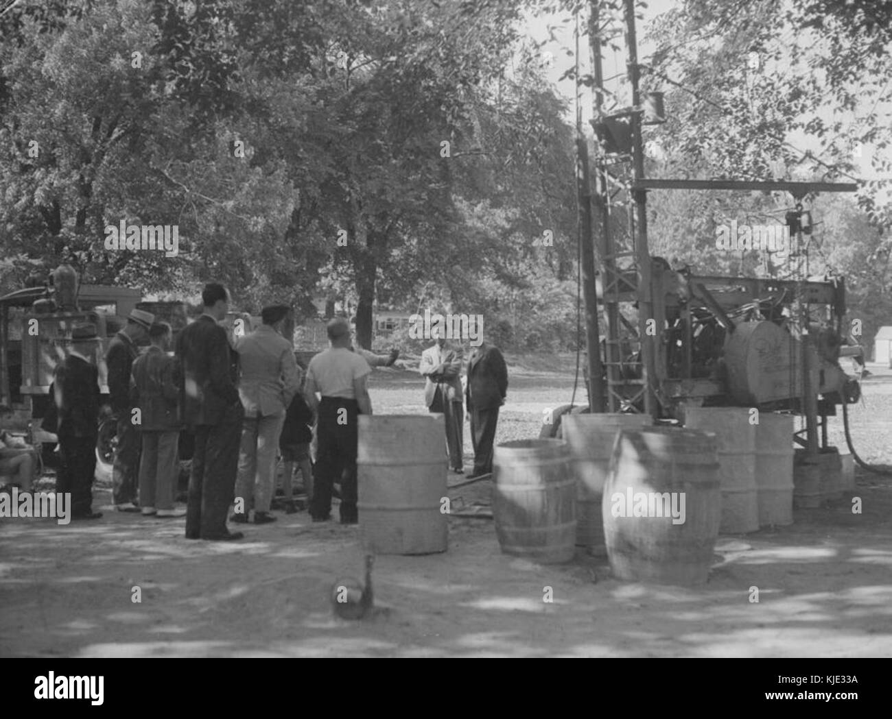 Digging for oil hi-res stock photography and images - Alamy