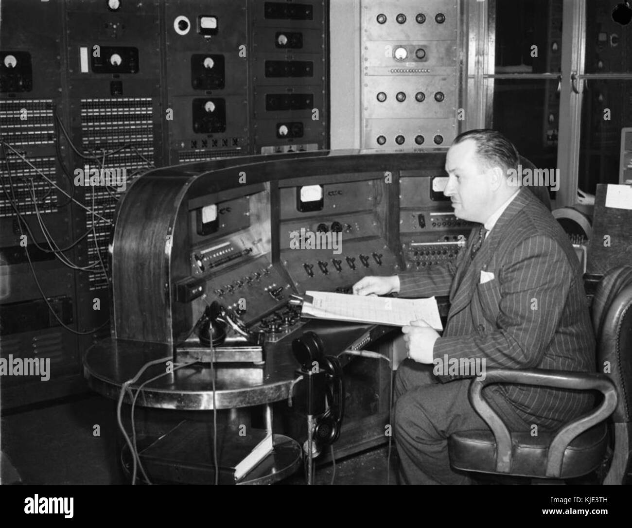 Radio broadcasting 1900s hi-res stock photography and images - Alamy