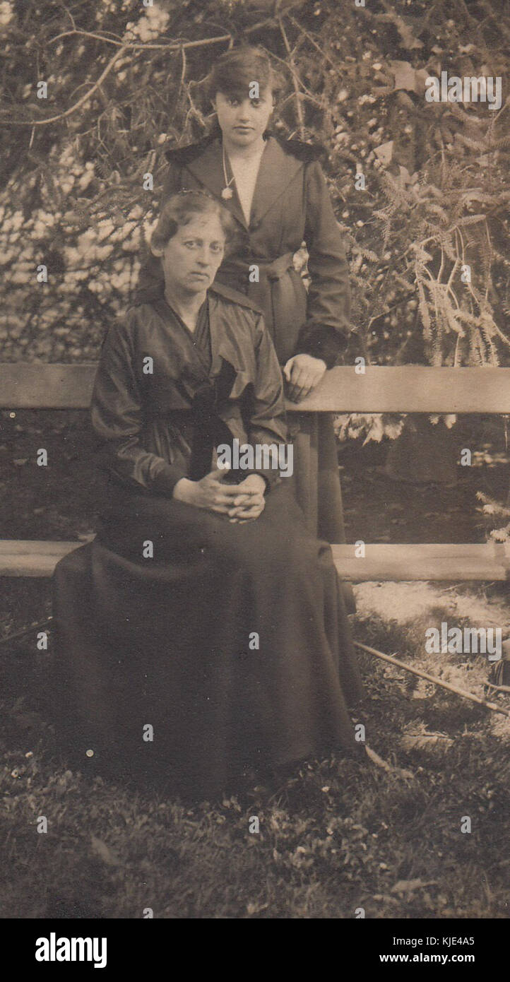 Clarisa Bello de Vargas y su hija Marta Vargas Bello Stock Photo - Alamy