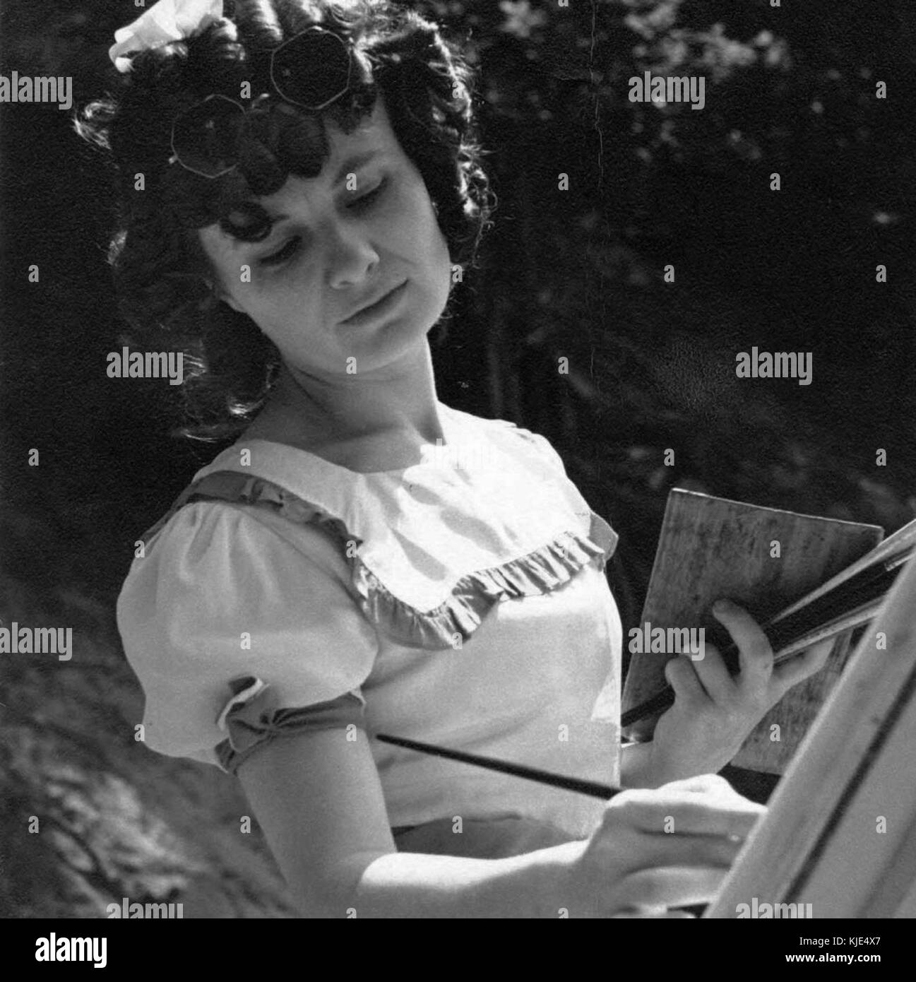 Simone Mary Bouchard au chevalet Stock Photo - Alamy