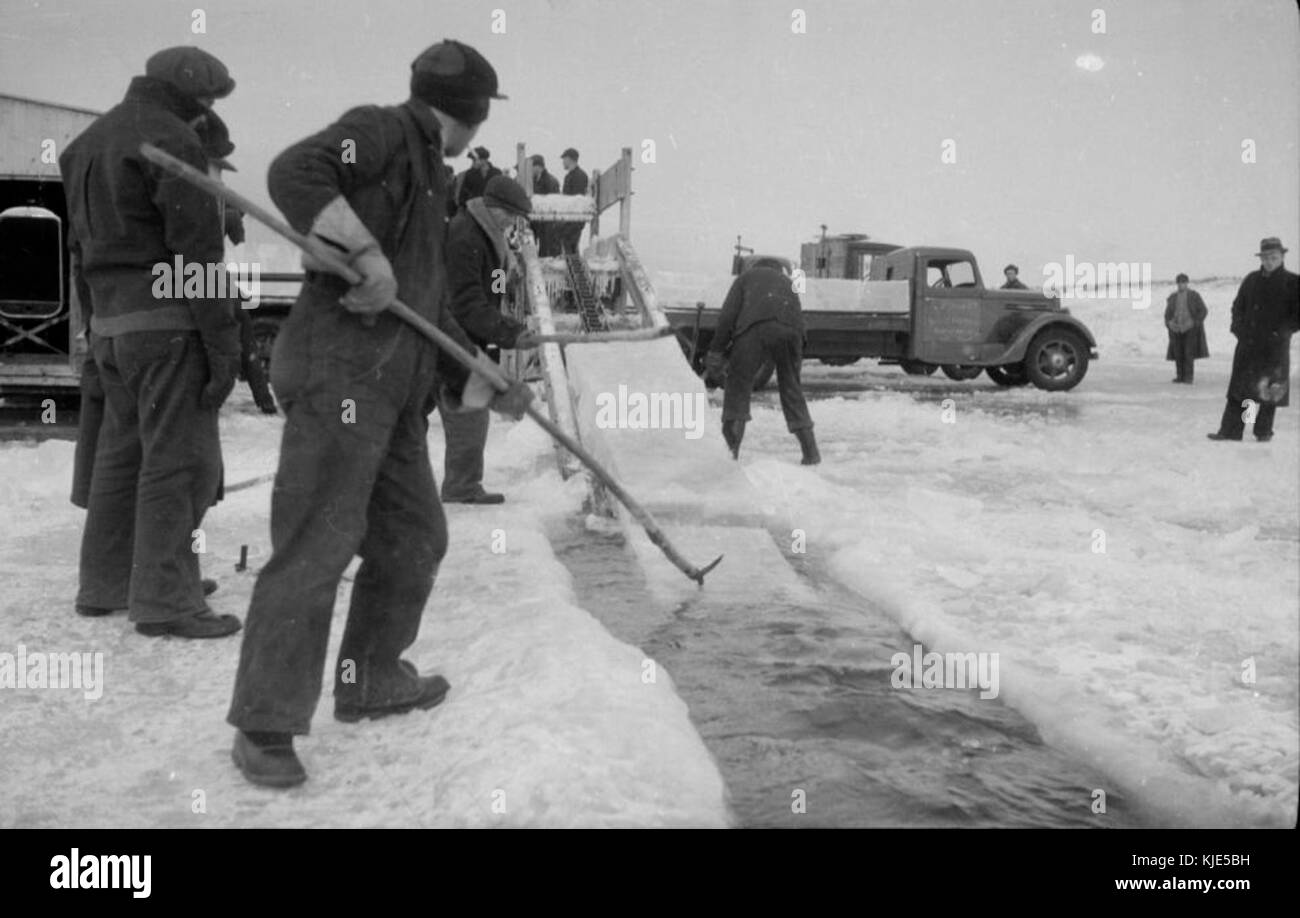 Cutting ice history hi-res stock photography and images - Alamy