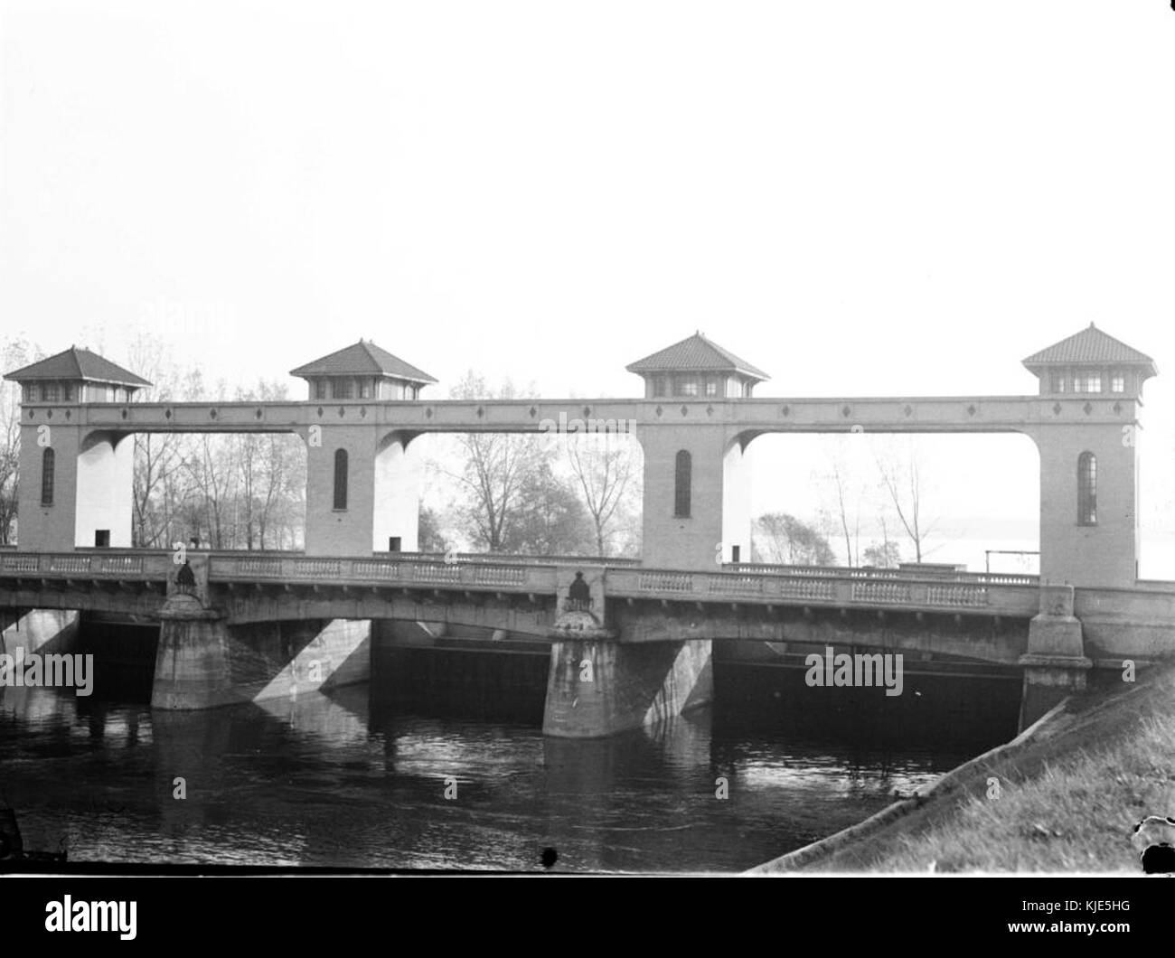 Feature. Aqueduct BAnQ P48S1P15204 Stock Photo - Alamy